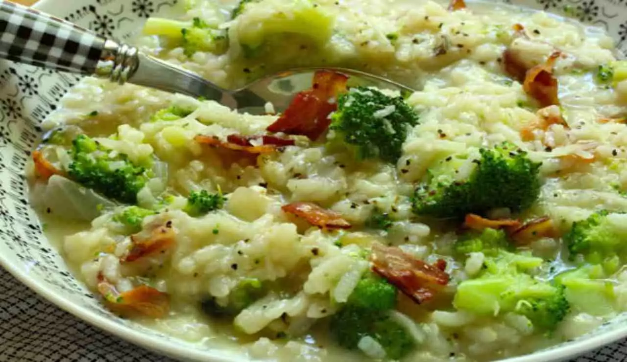 Krämig mjölkrisotto med broccoli, bacon och fontina, en delikatess som ska upptäckas