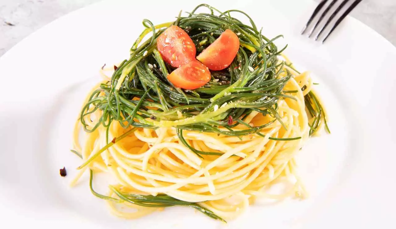 Spaghetti tare da citrus-kamshi agretti | Abincin dadi