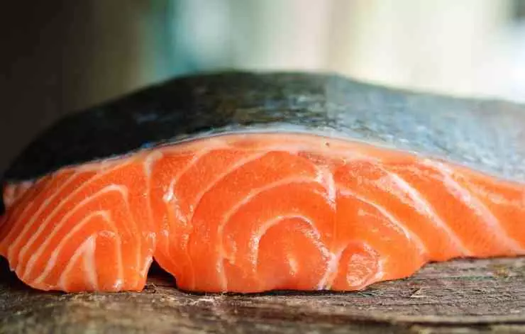 salmon au gratin la dubay leh pesto iyo yaanyada cherry | Dhadhan oo fudud 33932_2