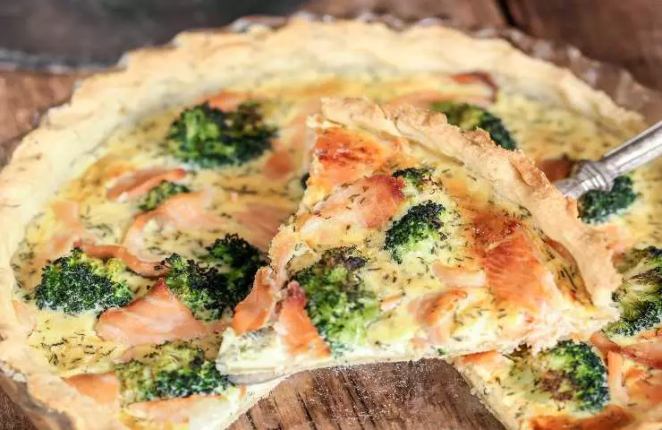 Tarta salada de masa quebrada con brócoli y salmón