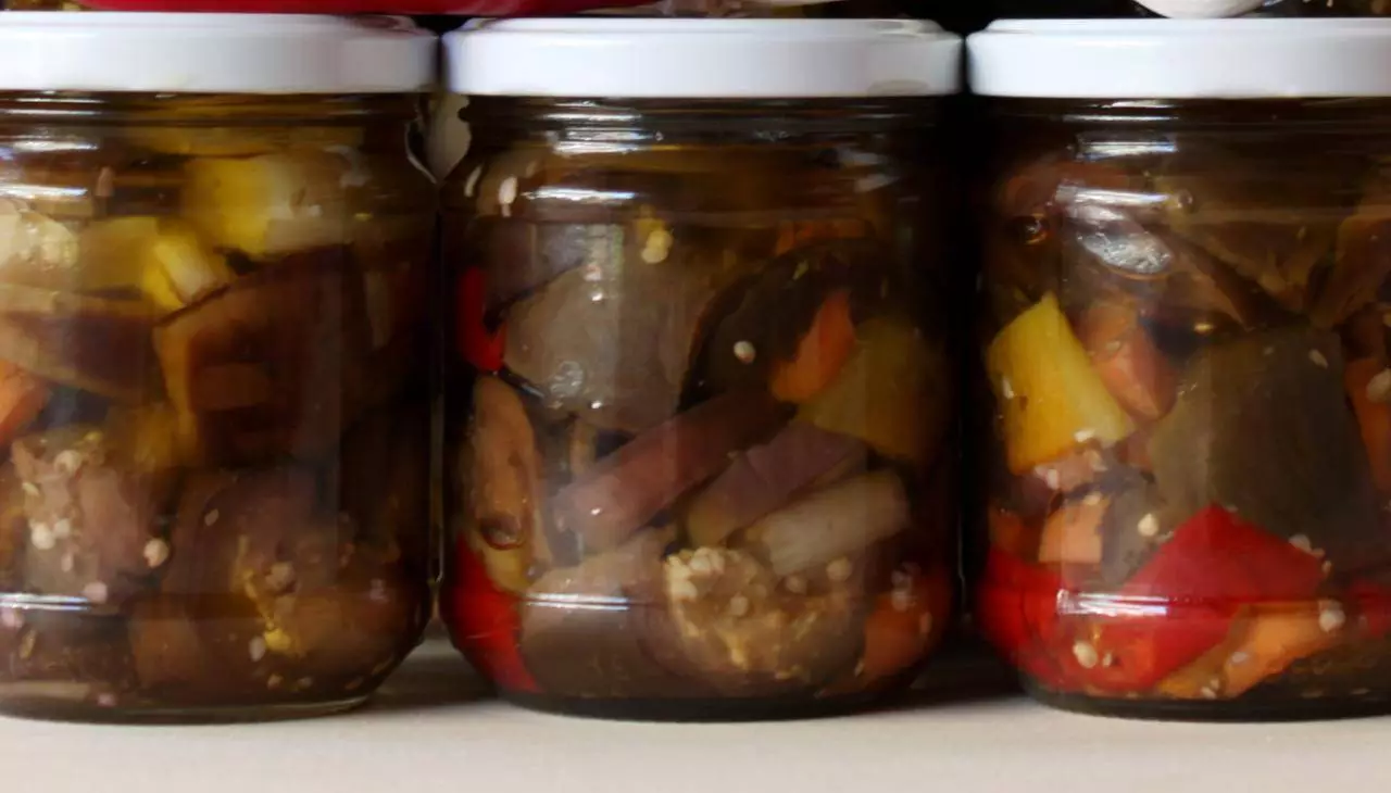 Aubergines and peppers in oil | ងាយស្រួលរៀបចំ និងពោរពេញដោយរសជាតិ