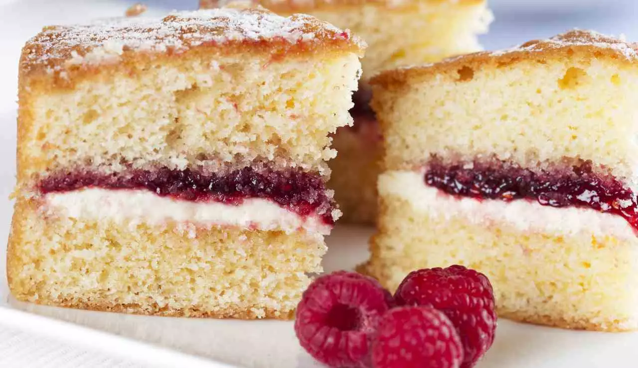 Torta e derdhur me mascarpone dhe reçel | E butë dhe shumë e shpejtë