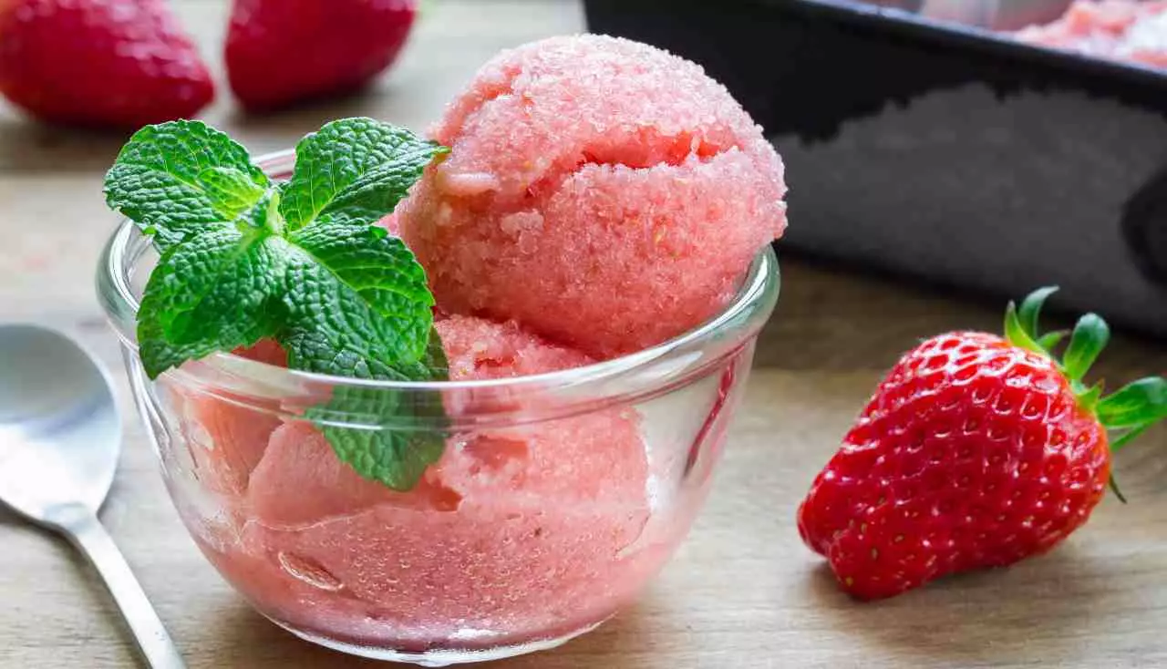 Kuwala sitiroberi sorbet Chinsinsi kukonzekera zosakaniza