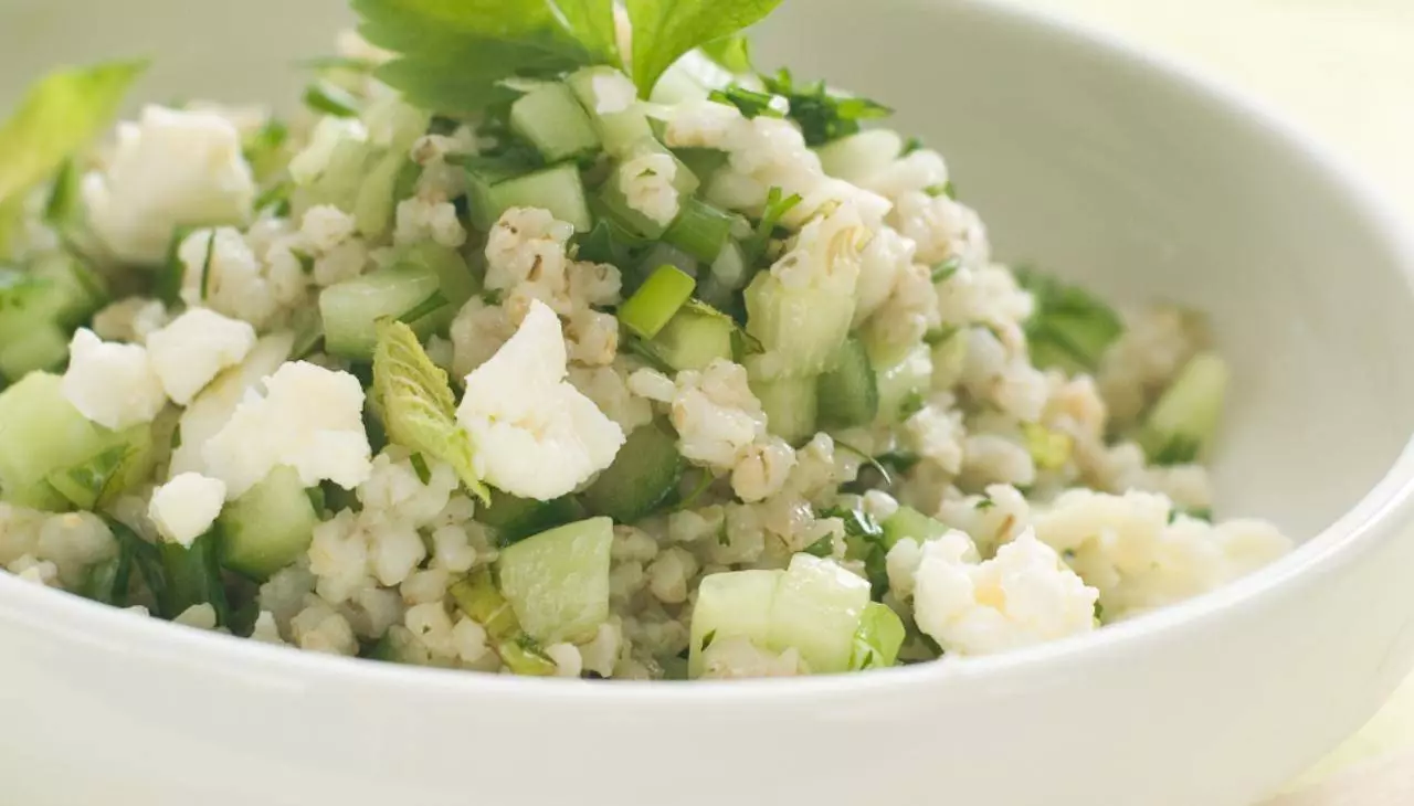 Couscous gyda zucchini, feta a lemwn | Bwyd bys a bawd ysgafn a thyner