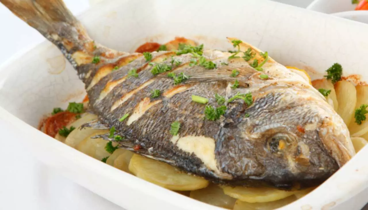 Poisson de mer avec pommes de terre au four