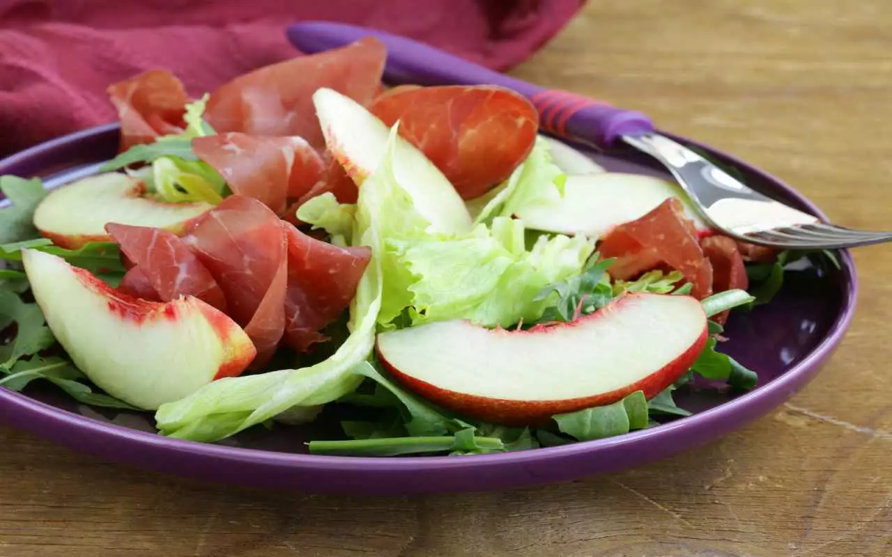 Peach, rocket and bresaola salad | Light and fresh