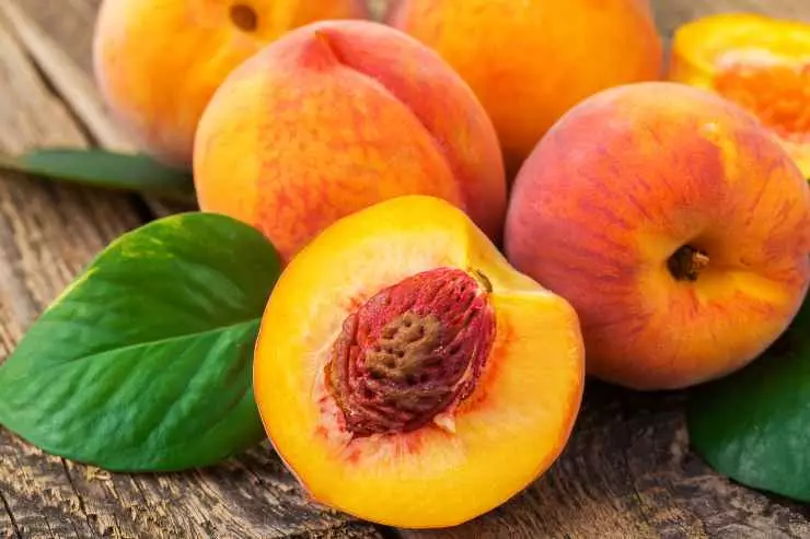 Peaches, roketi na saladi ya bresaola PICHA chapa ya mapishi