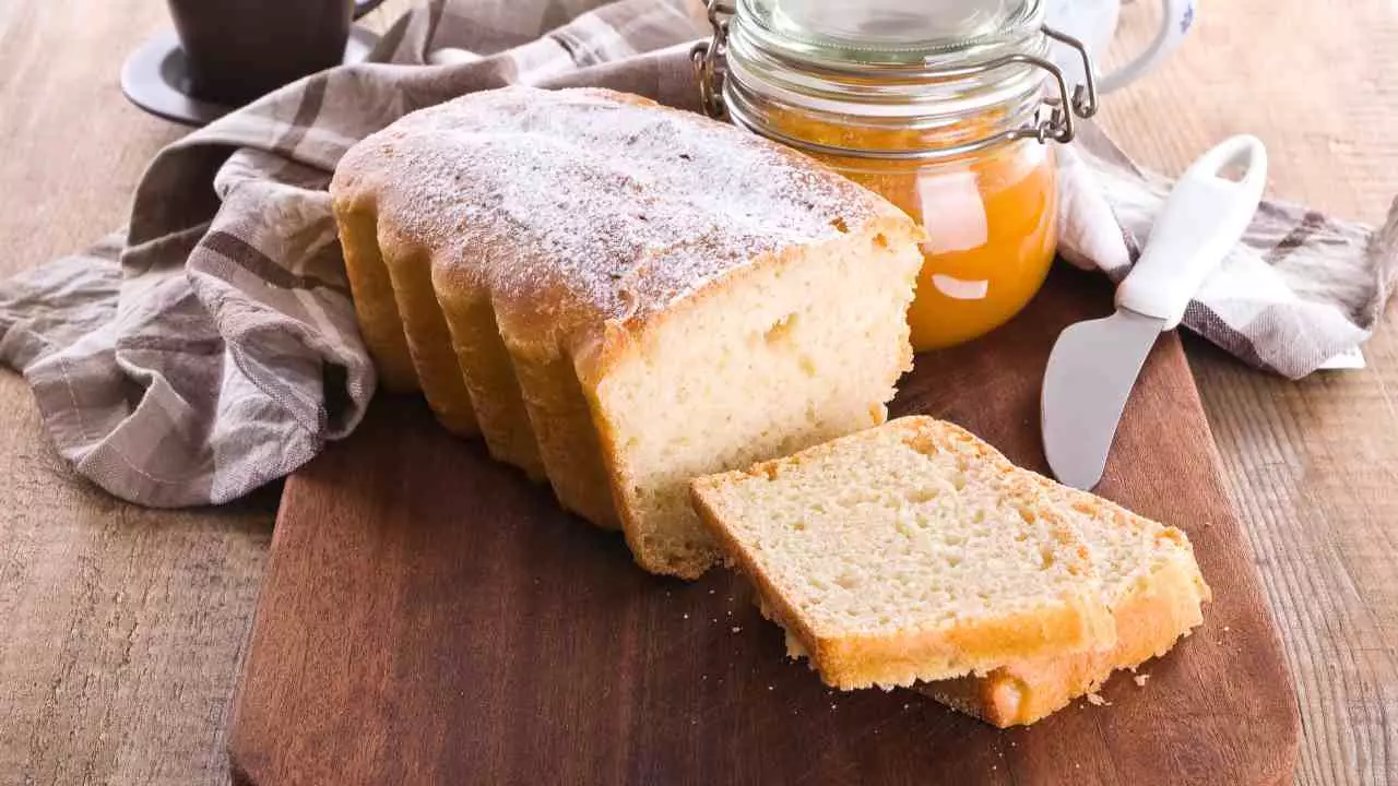 Ljochte en fluffige swiete plumcake