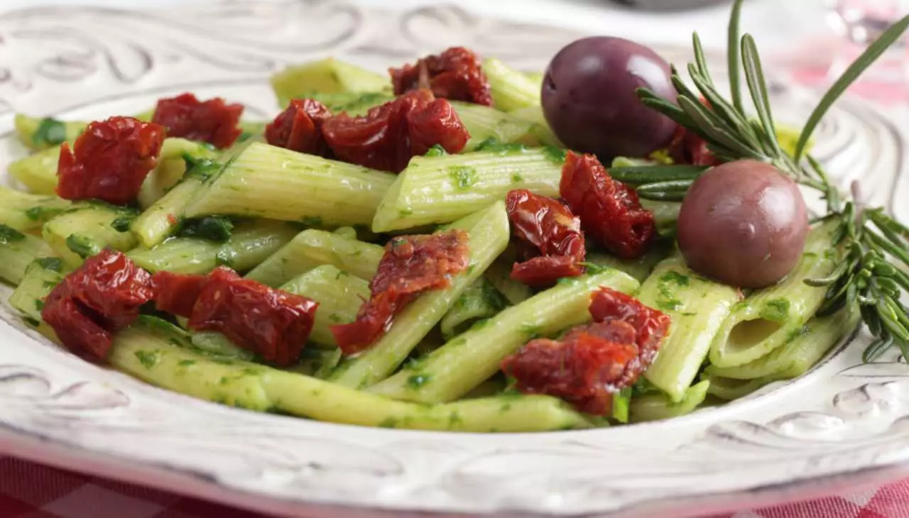 Cold pasta with pesto, dried tomatoes and olives | Easy and tasty