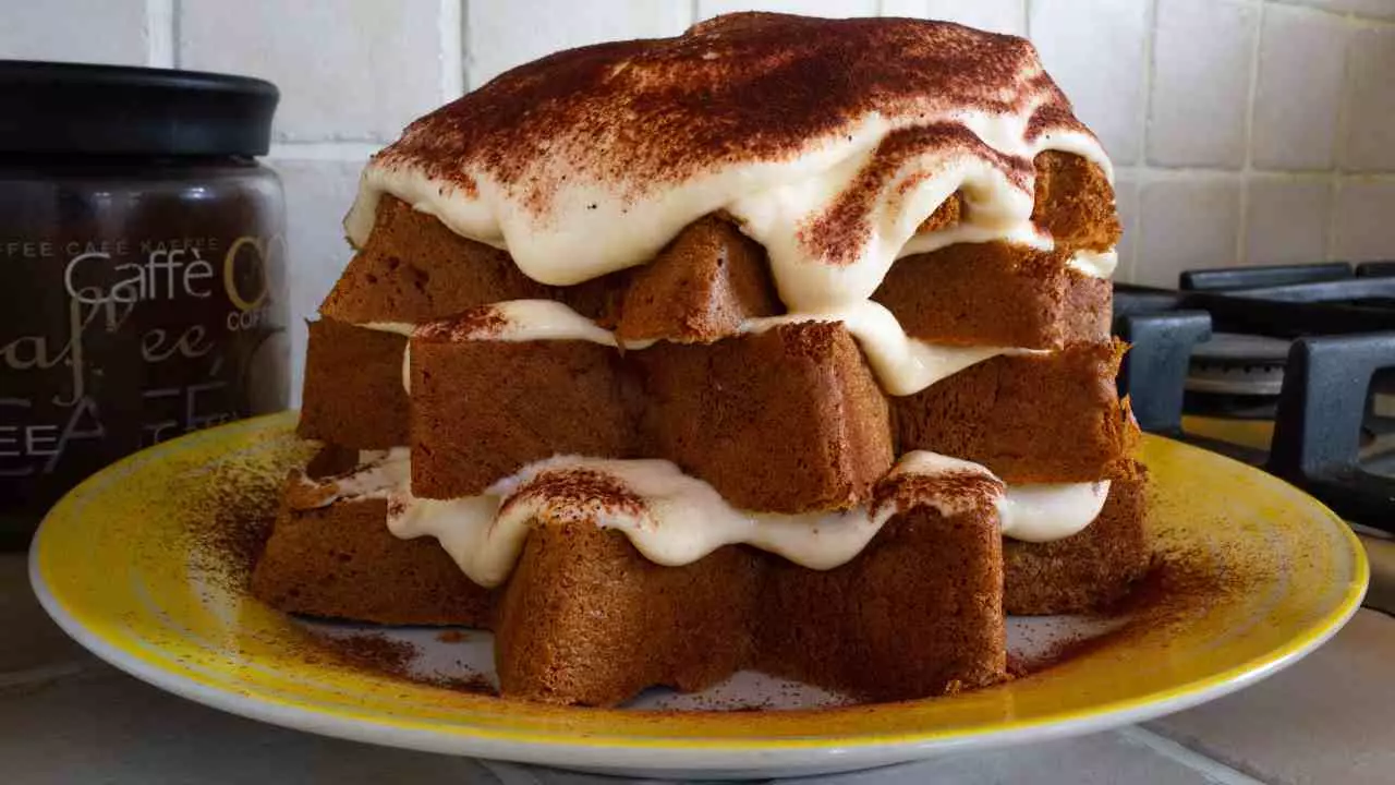 Pyramide d'étoiles Pandoro avec mousse au chocolat blanc et cacao