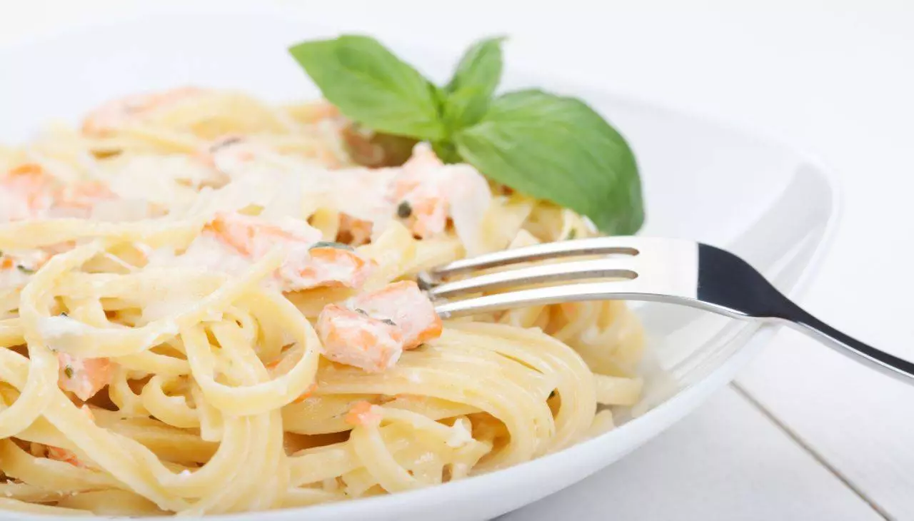 Macarrão com peixe e creme