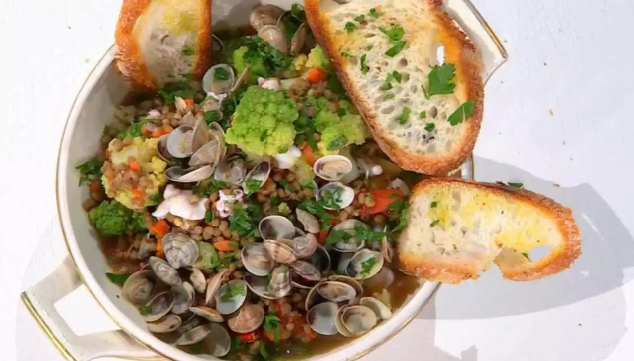 Ny mitataovovonana foana | Recipe nataon'i chef Simone Buzzi | Lasopy lentila miaraka amin'ny clams sy angisy