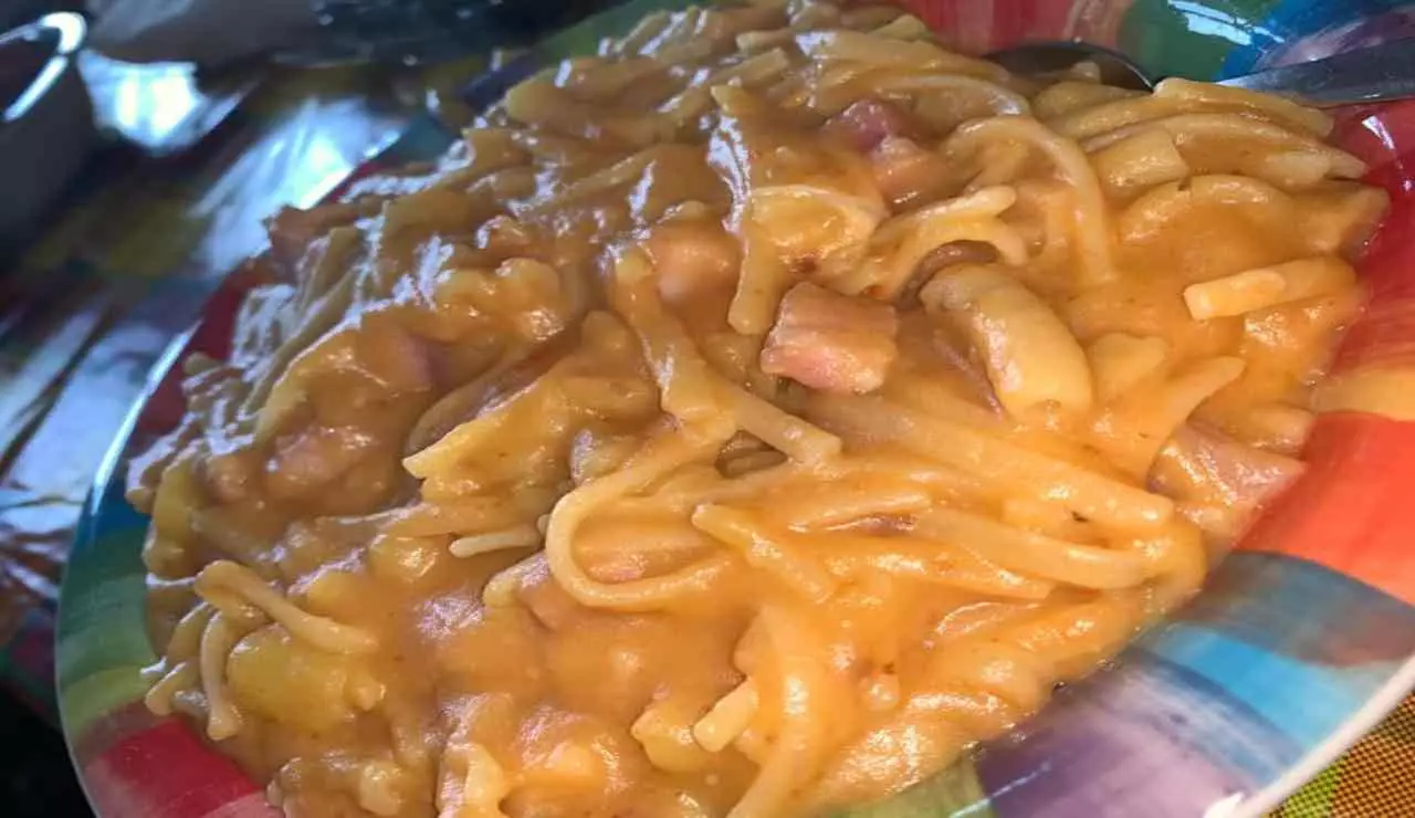 Pasta e patacas napolitanas antigas | tradición sobre a mesa