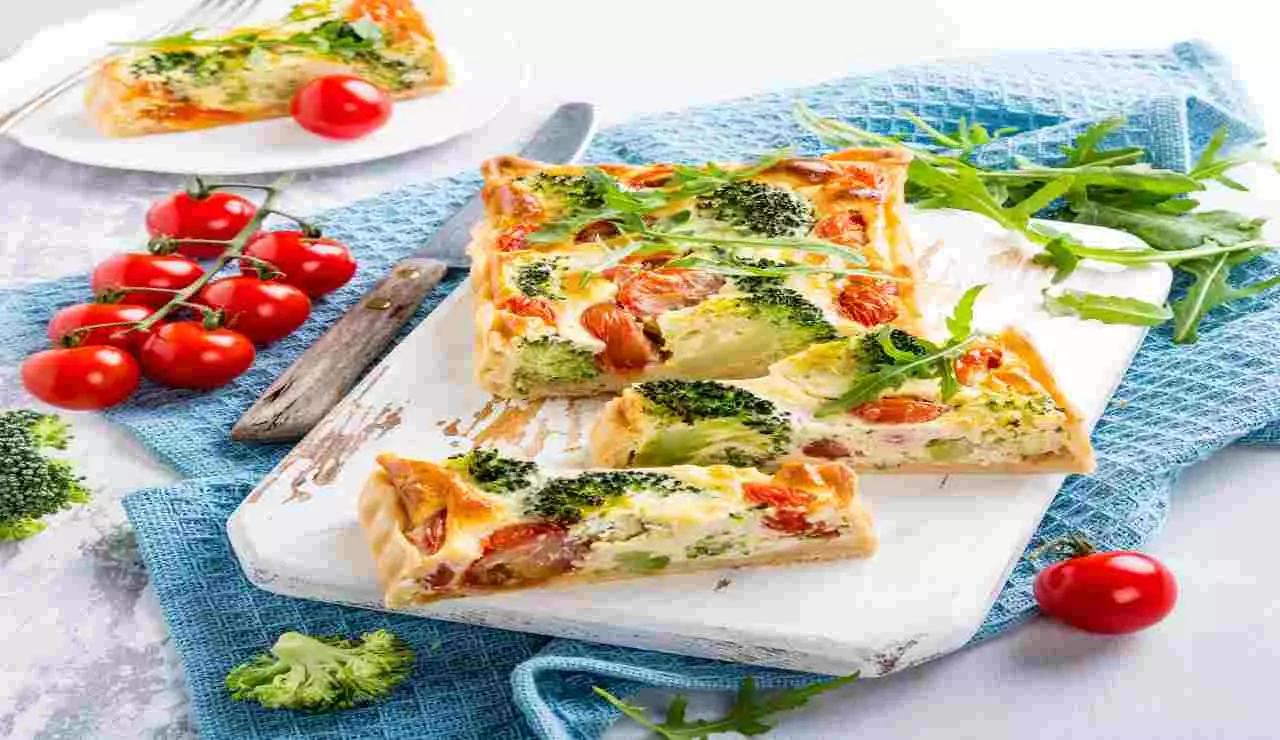 Pizza vegetariana inteligente l ligera, apetitosa y tentadora