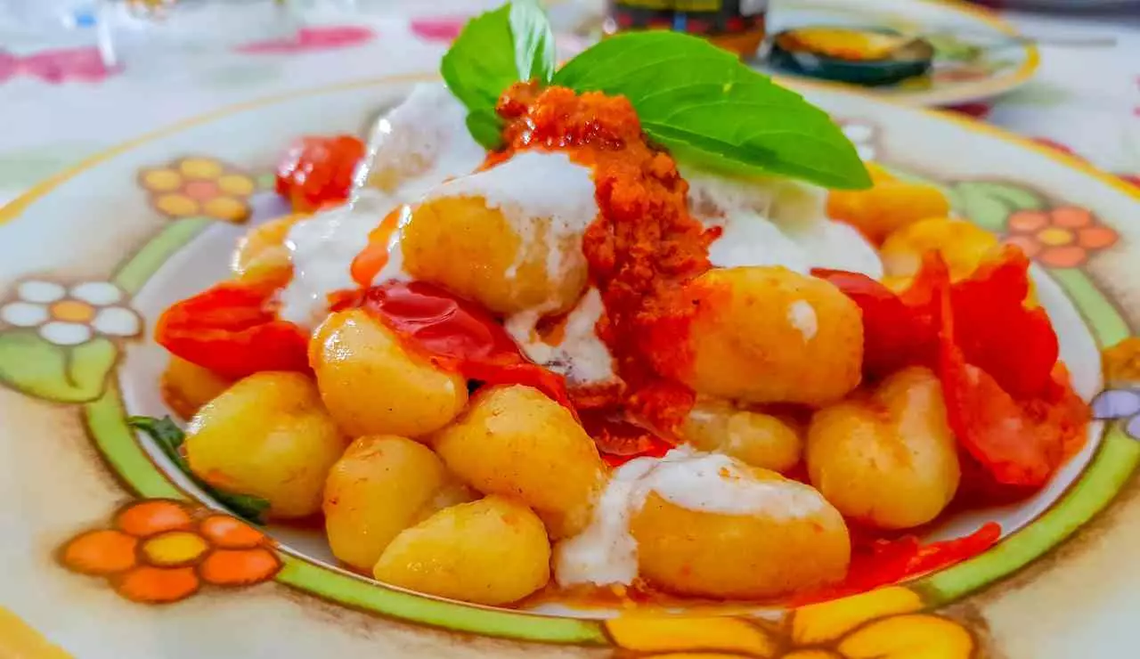 gnocchi bi sosê tomato û burrata çapkirina recipe