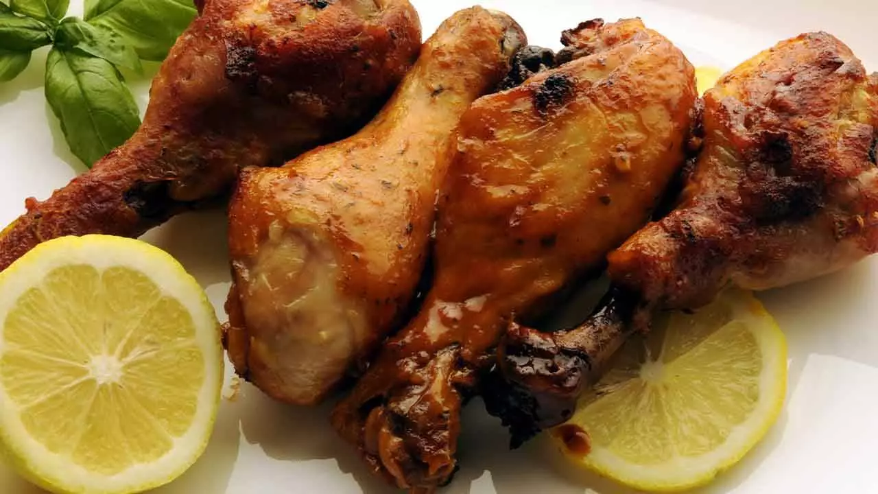 Crujientes muslos de pollo al horno, un clásico italiano