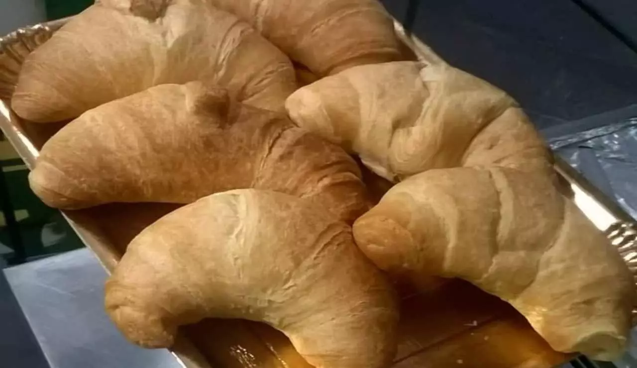 Croissants tamu na chokoleti nyeupe na cream ya pistachio