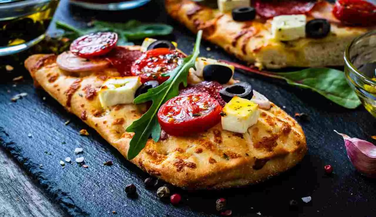 Kunstige scones med feta paprika tomater og oliven