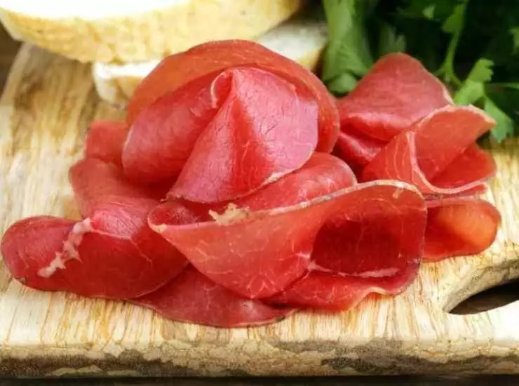 Bresaola roll nga adunay resipe sa sarsa sa tuna