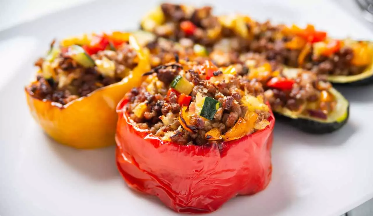 Baked stuffed peppers and courgettes | Complete and tasty dish