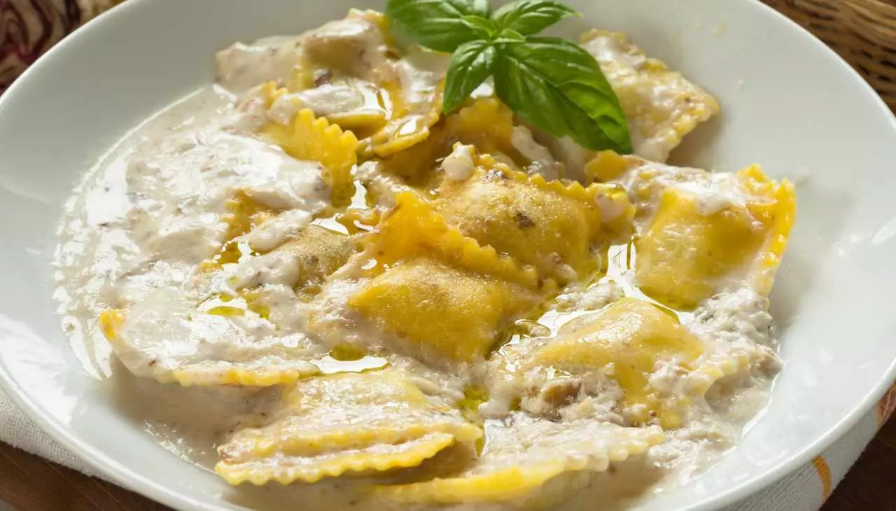 Tortelli met romerige vrugte | Maklik, perfek vir 'n uitnodigende Kersfees