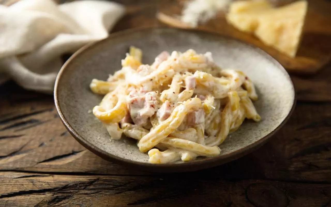 Farske pasta giet altyd goed mei alles | Hjoed docht er it mei ham en fontina tsiis