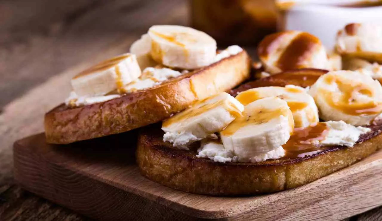 Bruschetta gyda caramel mascarpone a banana | melys iawn