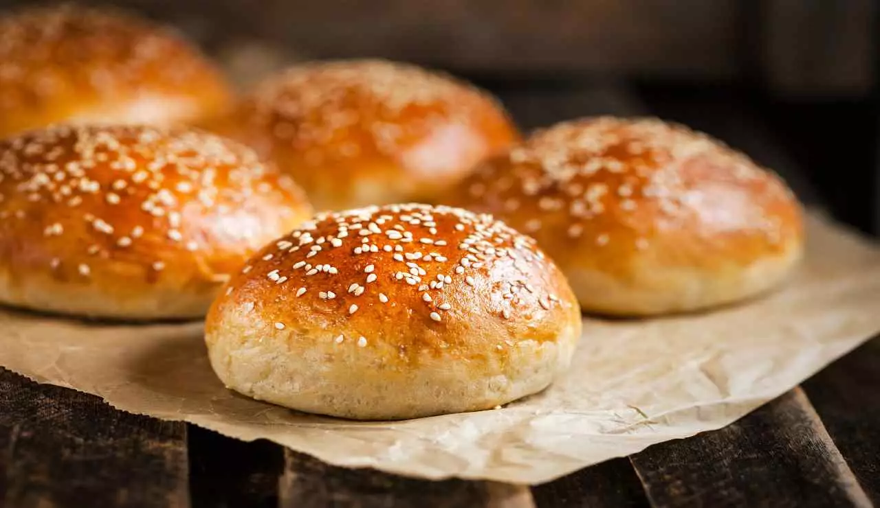 Oil burger buns without leavening and butter