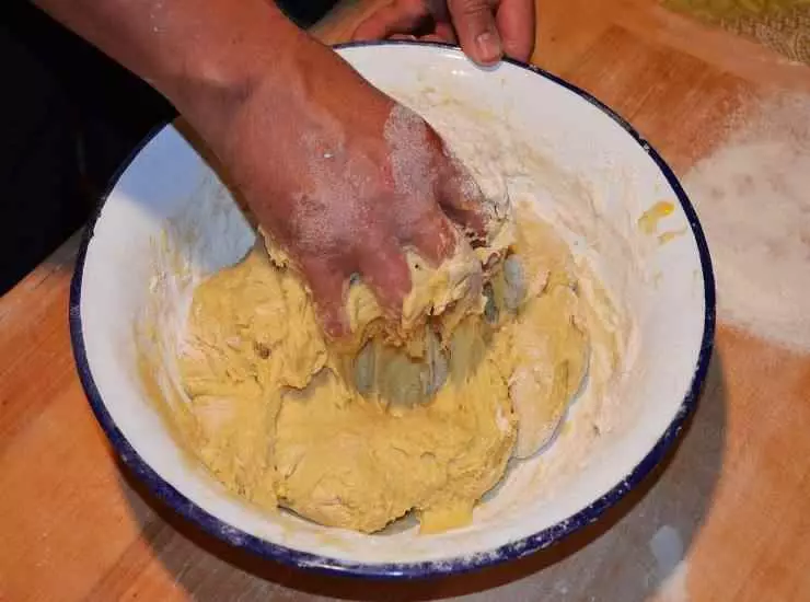 kézzel megdolgozott tésztát a tálban