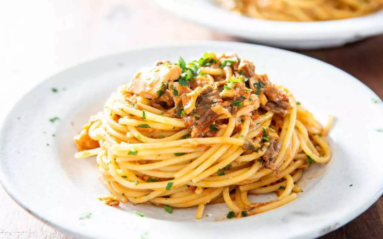 I-spaghetti enesisu se-tuna | Isitsha esihlukile kokujwayelekile, esinokunambitheka okungenakuqhathaniswa | Ilungile ngokushesha