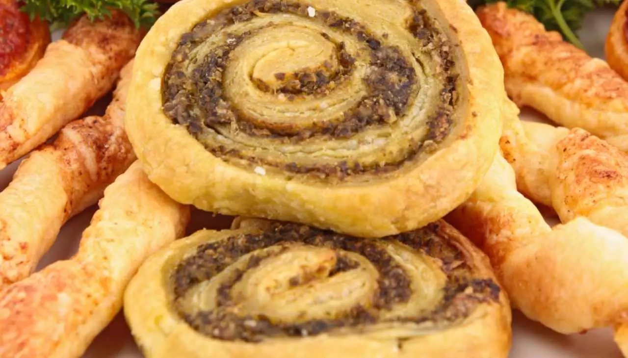 Puff pastry rolls miaraka amin'ny holatra sy ovy | Sakafo tsotra sy tena manasa