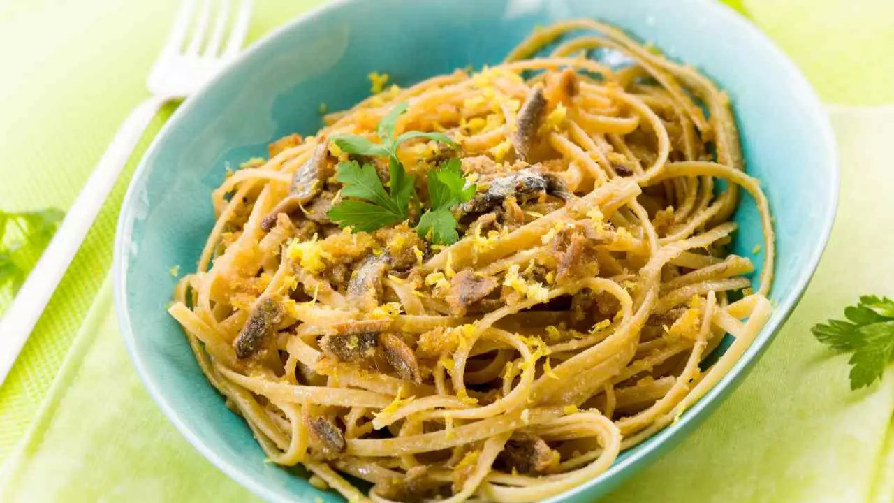 Linguine nrog anchovies thiab txiv qaub tev | Refined thiab cua zaub mov