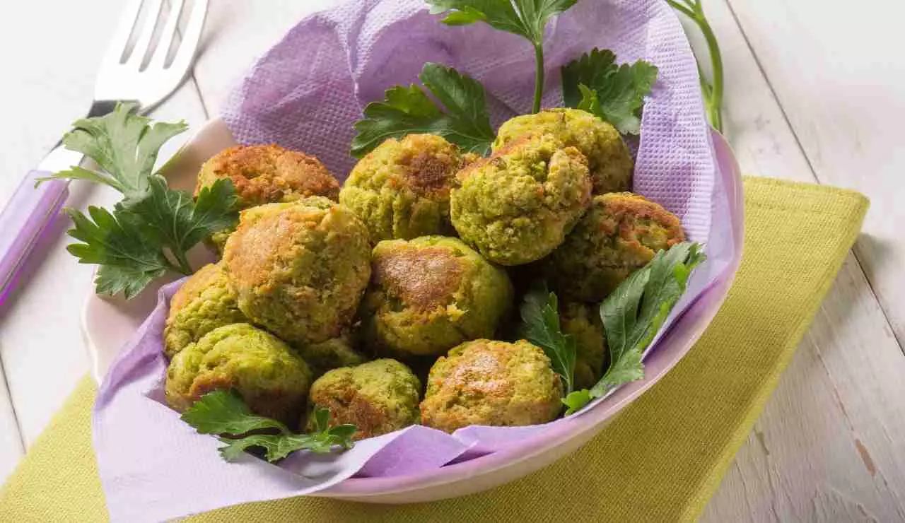 Kikærte- og aspargesfrikadeller i en airfryer