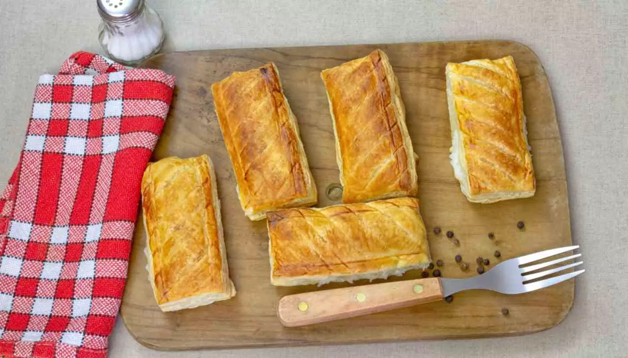 Ciasto francuskie nadziewane gotowaną szynką i żylastym serem