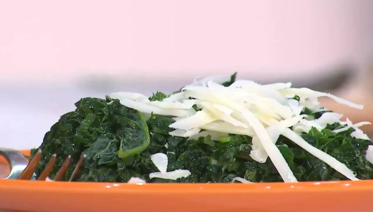 Kuinka valmistaa raaka mustakaali-salaatti | Kokki Federico Fuscan resepti ja temppu