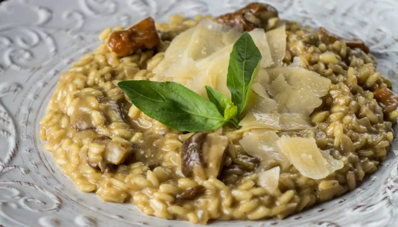 Risotto nrog porcini thiab champignon nceb | Saj thiab tiag tiag caw thawj chav kawm