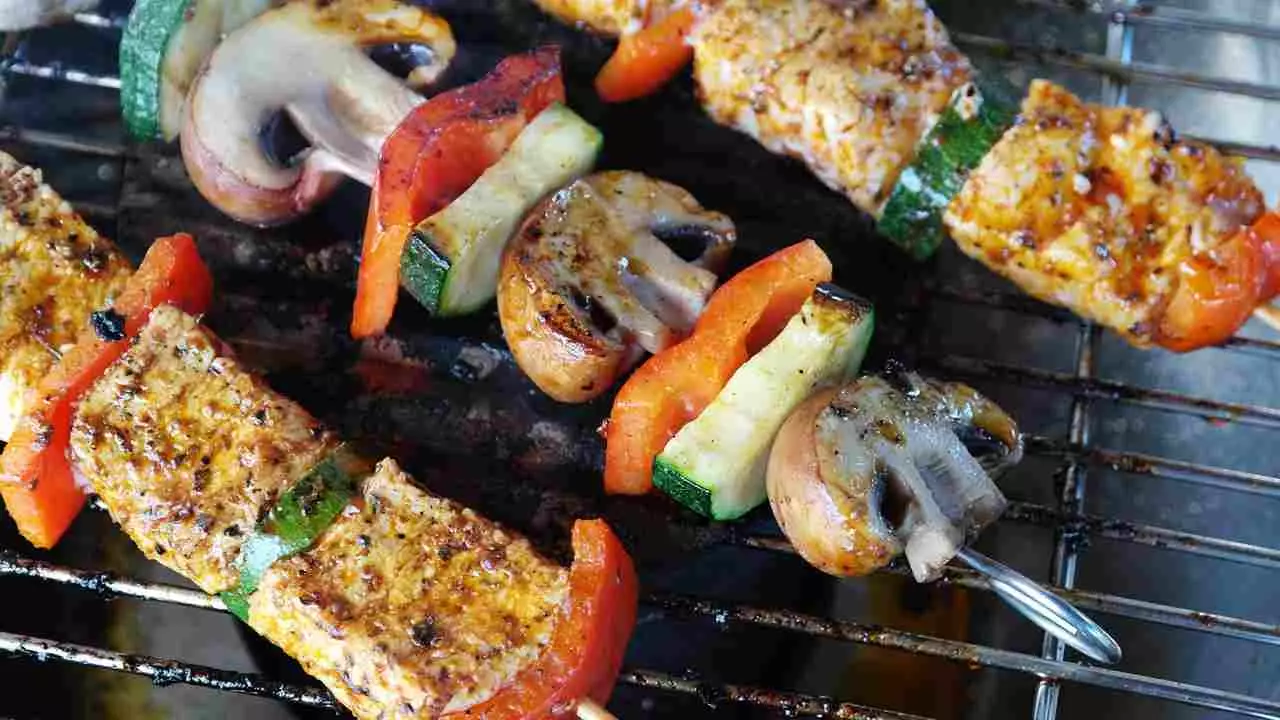 Grillen, was zu tun ist, um das perfekte Grillen zu haben: die richtigen Tipps