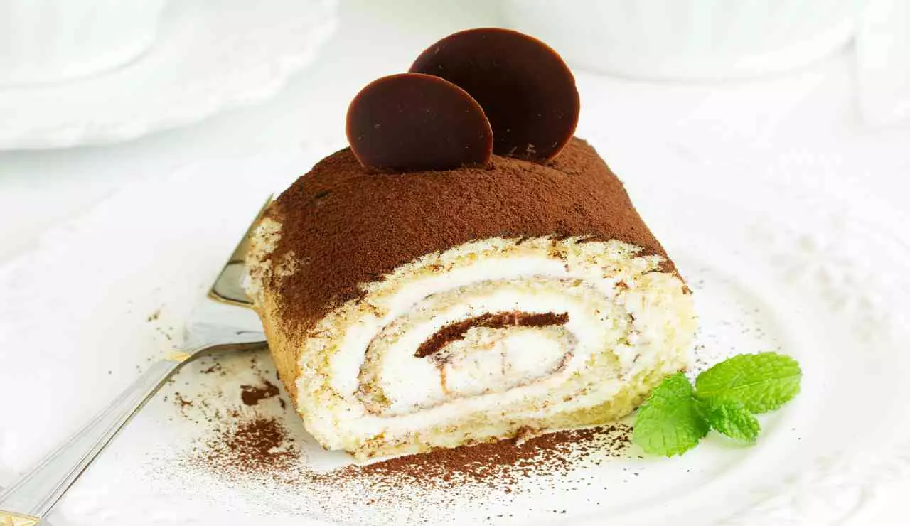 Gulung lembut dengan krim tiramisu