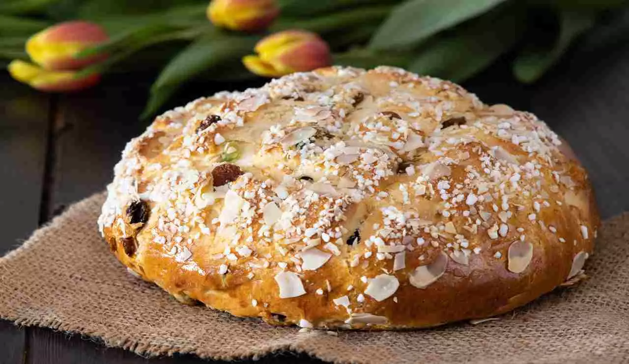 loaf ອ່ອນໆກັບ raisins ແລະ almonds, ຂອງຫວານທີ່ສົມບູນແບບສໍາລັບອາຫານເຊົ້າພິເສດ