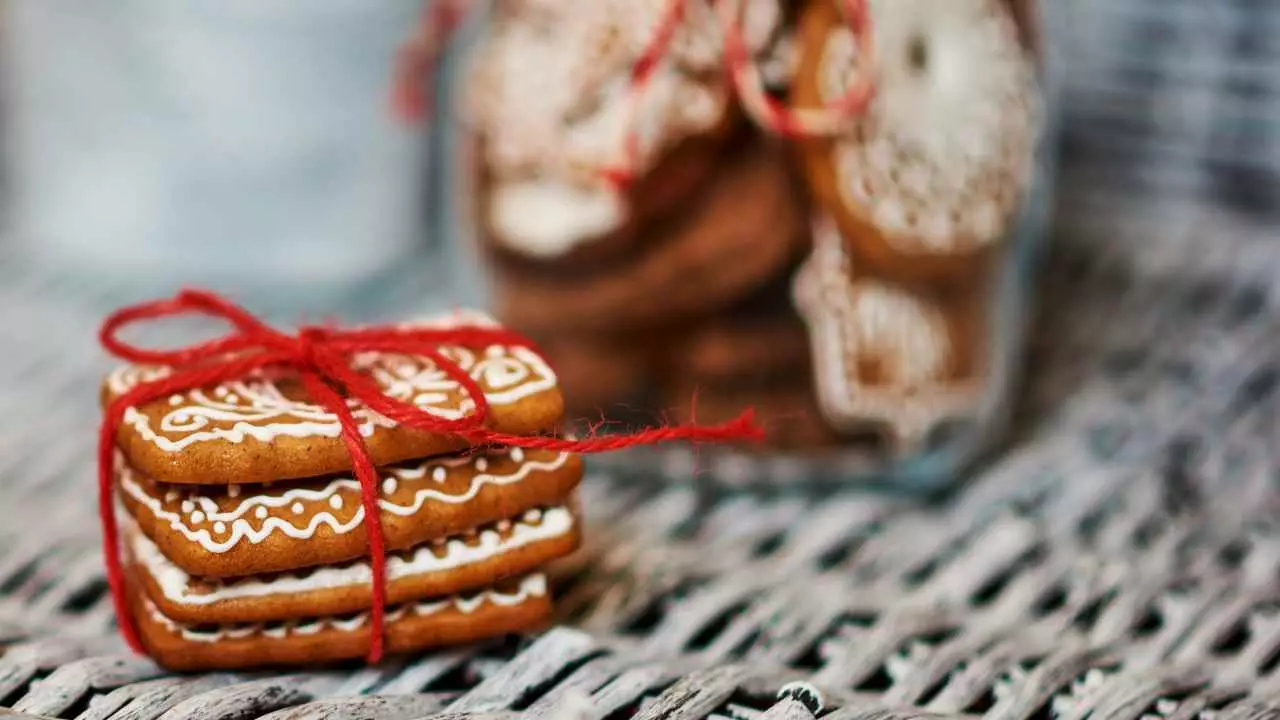 Mga cookies alang sa Santa Claus nga adunay kakaw, cinnamon ug banilya, ang resipe