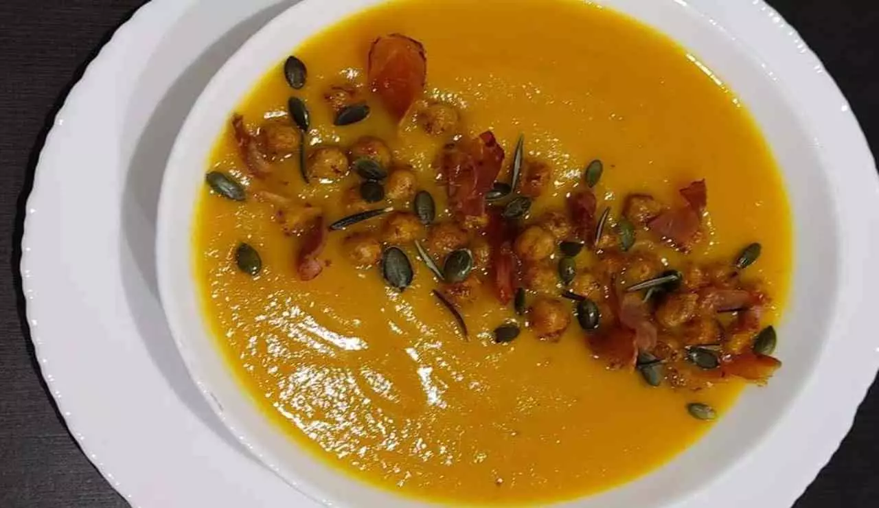 Crema de calabaza y patatas con crujiente de garbanzos especiados y speck