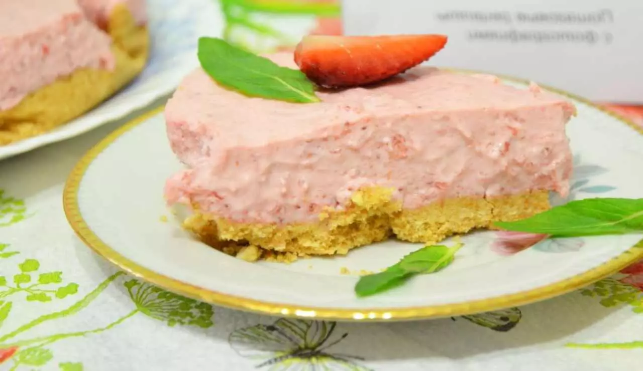 Tarta semifredda de fresas y chocolate blanco | postre en 20 minutos