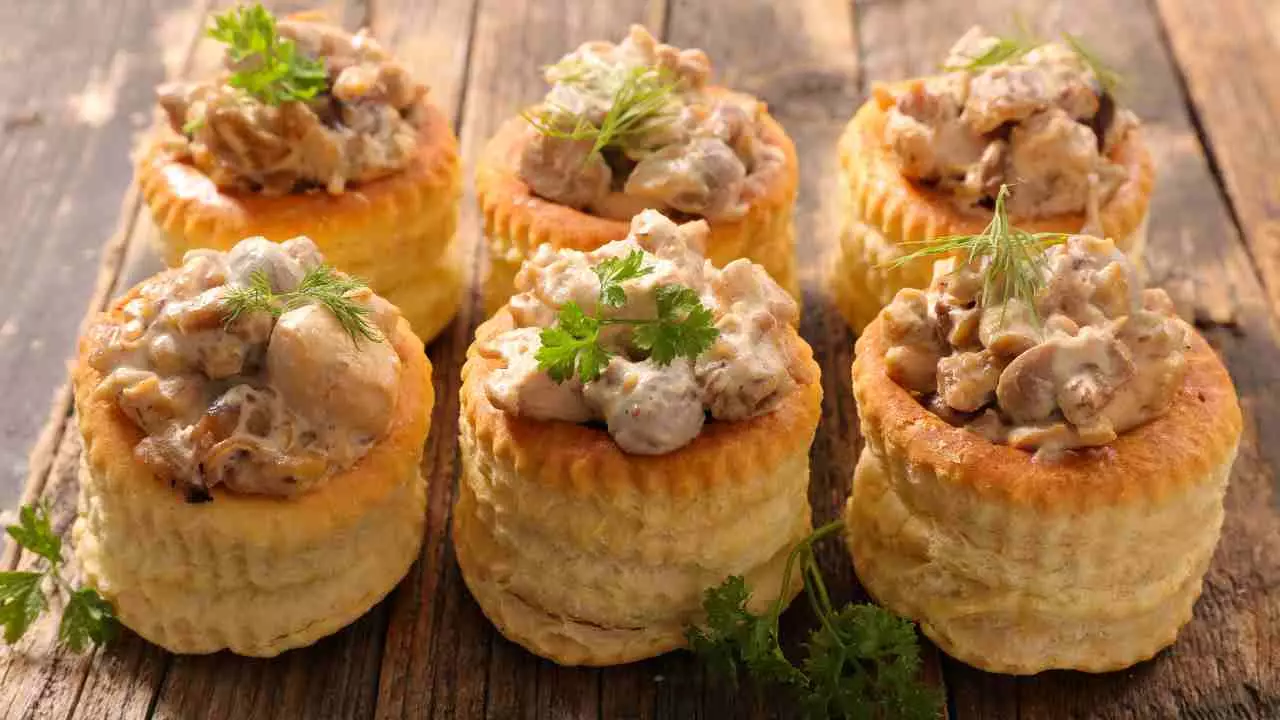 Vol au vent s lieskovoorieškovým krémom, šampiňónmi a bešamelom