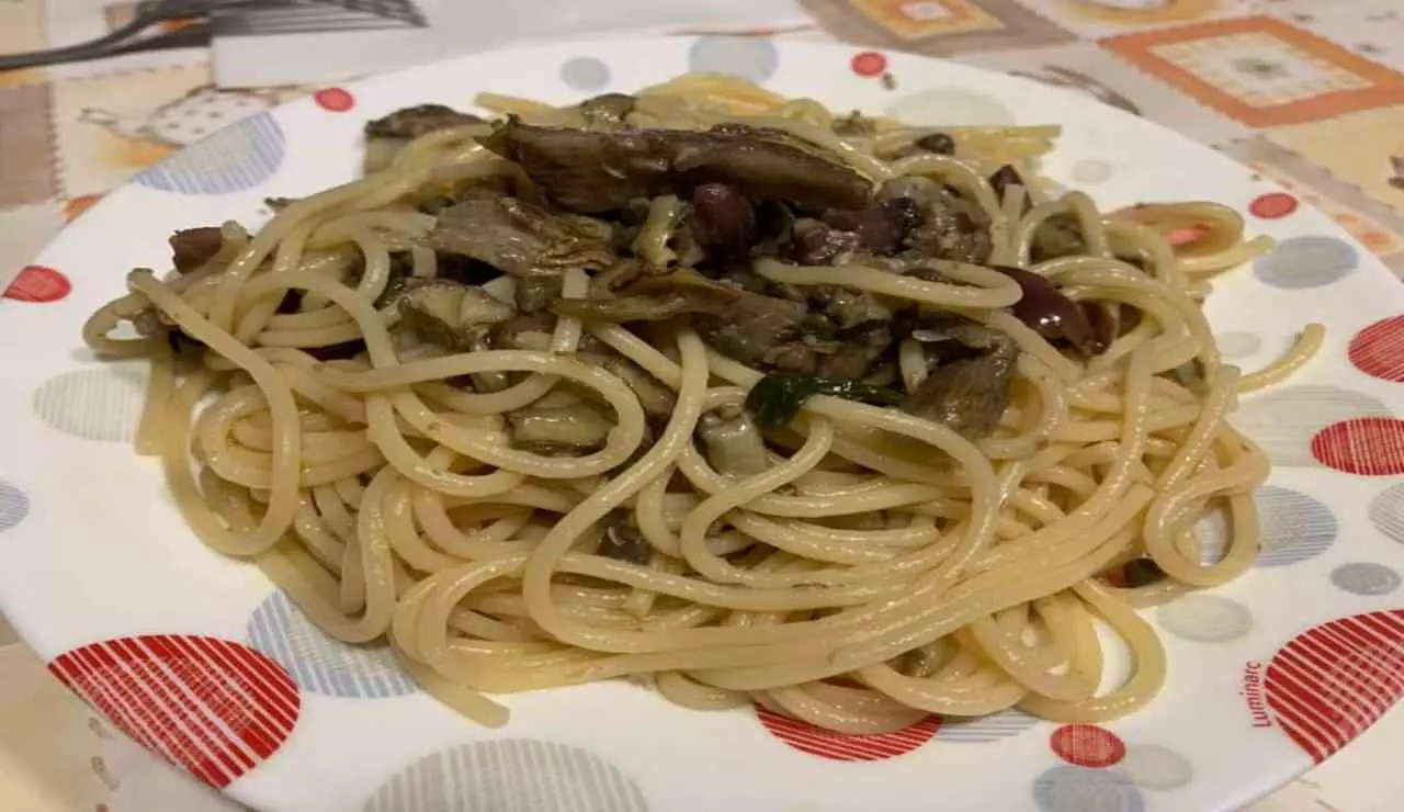 I-spaghetti igalikhi yeoli yetshilisi kunye neartichokes | ukulunga nokulula