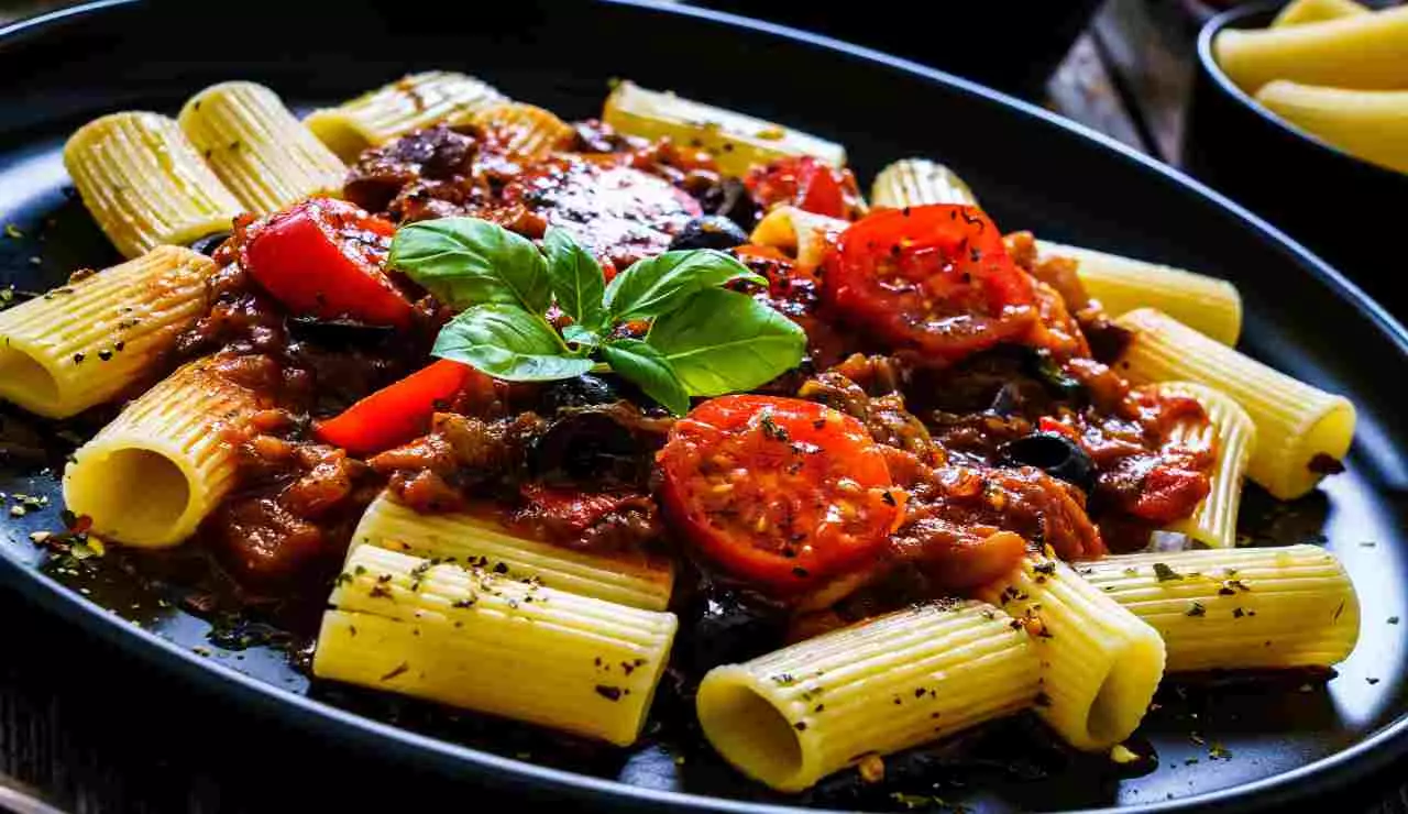 Rigatoni alla puttanesca ກັບ eggplant ຂົ້ວ | ຫຼັກສູດທໍາອິດທີ່ສົມບູນແບບ