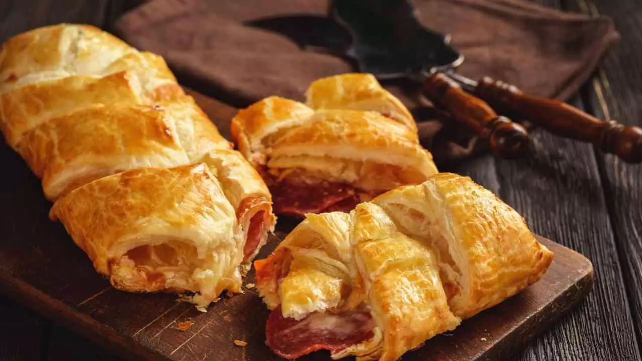 Salami puff pastry braids | Para sa mabilis at masarap na hapunan