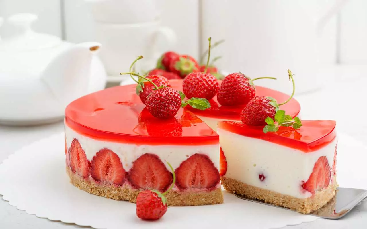 Cheesecake with cream, yogurt and strawberries | Greedy and fresh