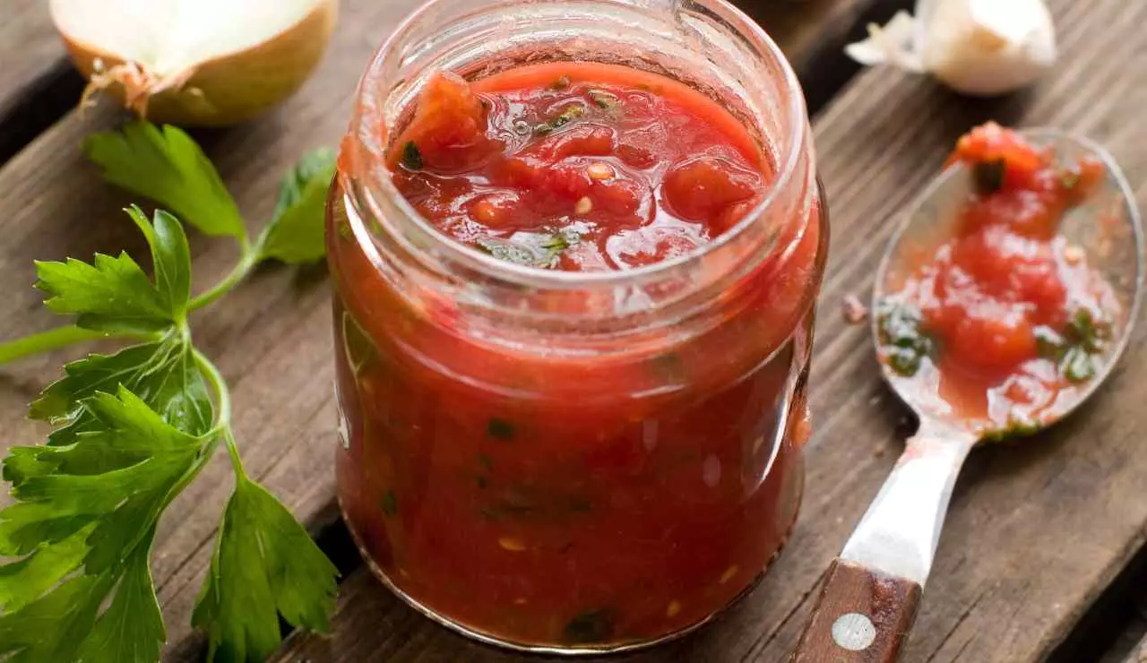 I-Homemade Rustic Tomato Puree | Iresiphi kamakhulu