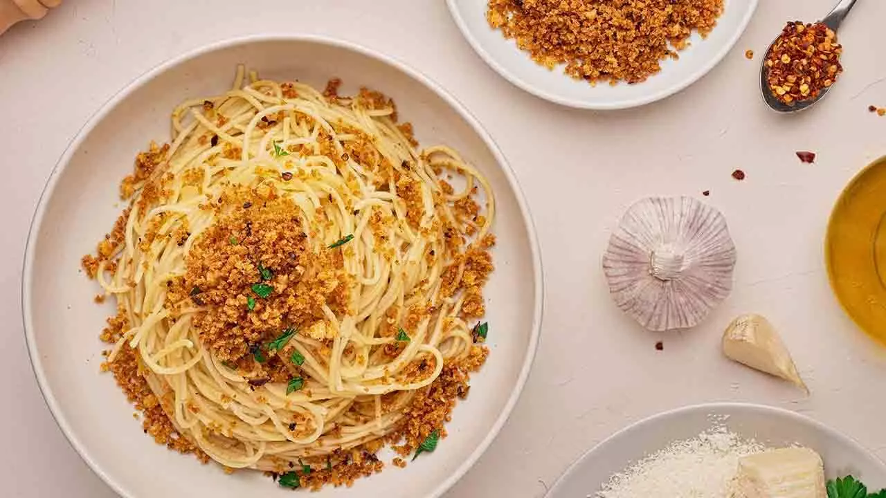 куурулган нан жана чили менен спагетти