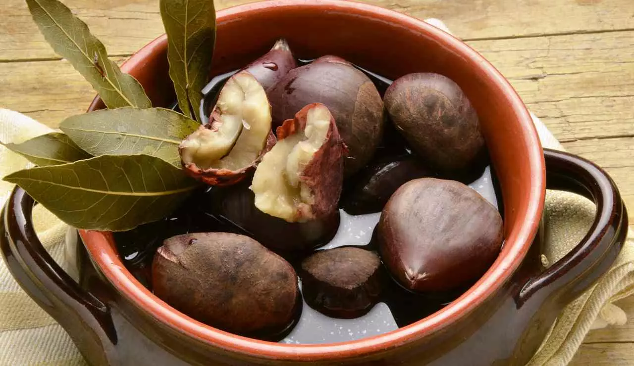 Nzira yekugadzira chestnuts yakabikwa | Mumaminitsi makumi maviri chete nechishandiso ichi 34534_1